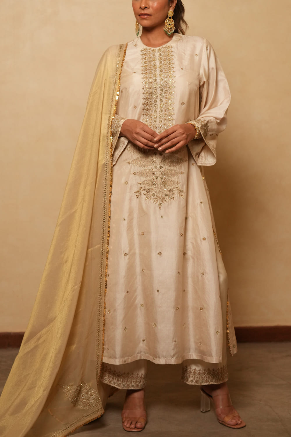 Buy Off-white aari embroidery kurta set by Pooja Keyur at Aashni and Co