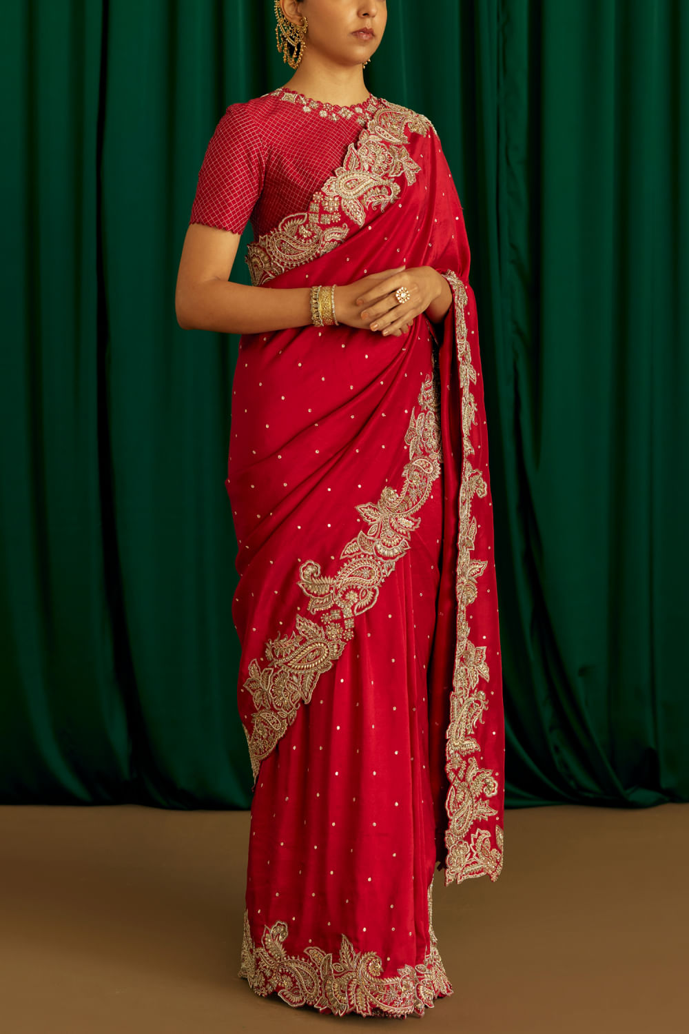 Buy Red paisley and floral embroidery sari set by Mrunalini Rao-MRRFEB2401